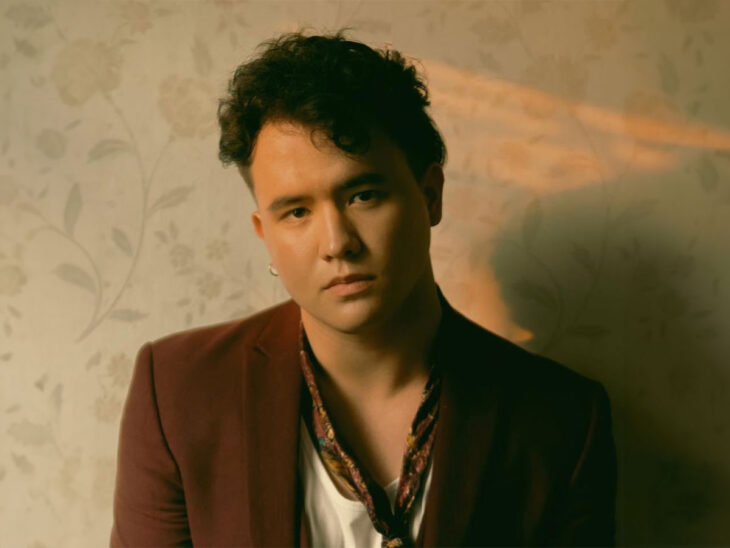 Juan Karlos Surpasses Taylor Swift with 'ERE': Historic Debut on ...