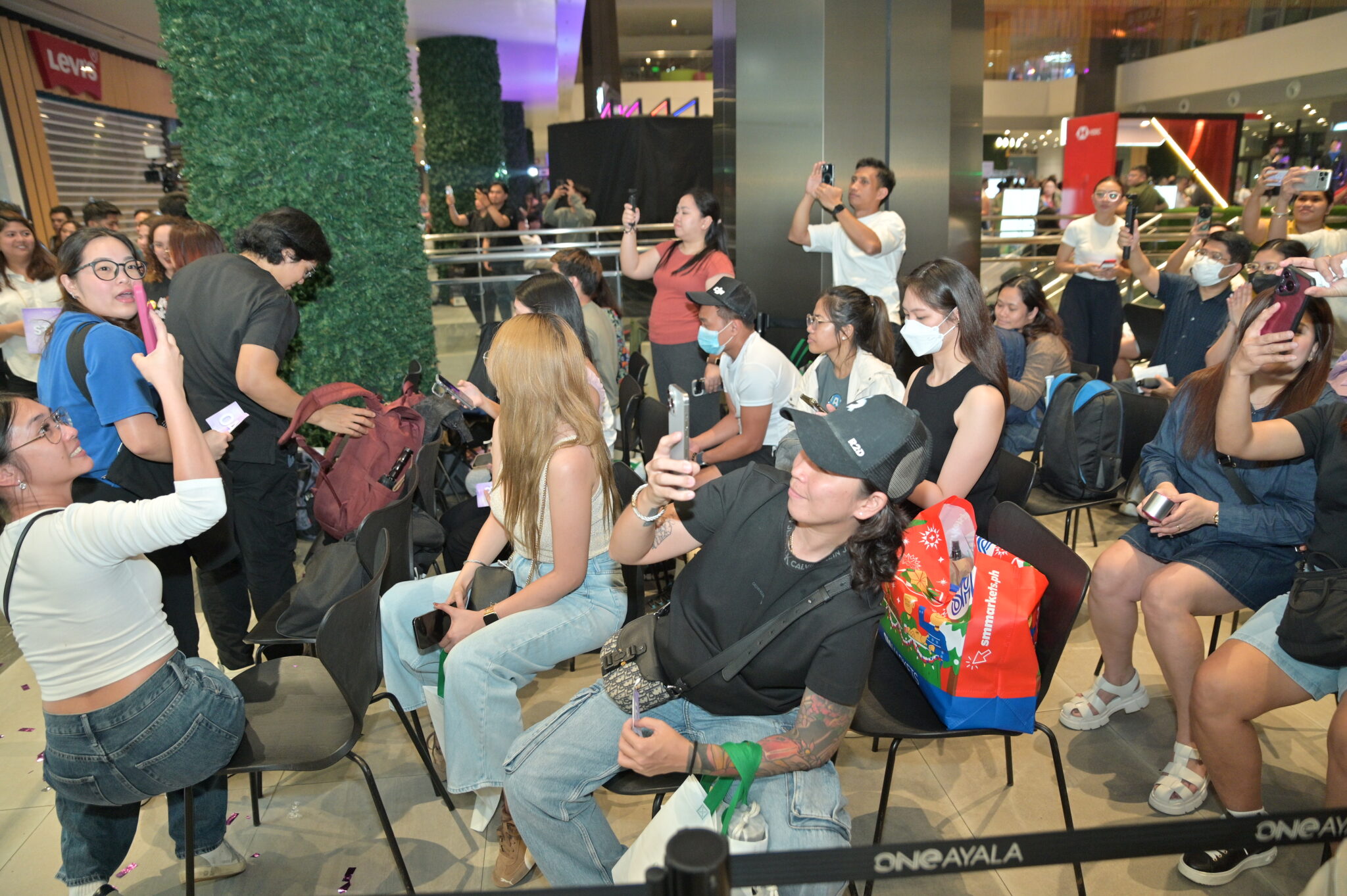 Digimap iPhone 17 midnight launch turns One Ayala into a retro ...